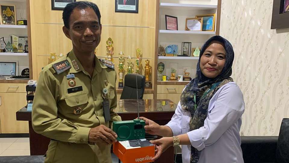 Supporting radio digitalisation, RRI Malang distributes digital radios ...